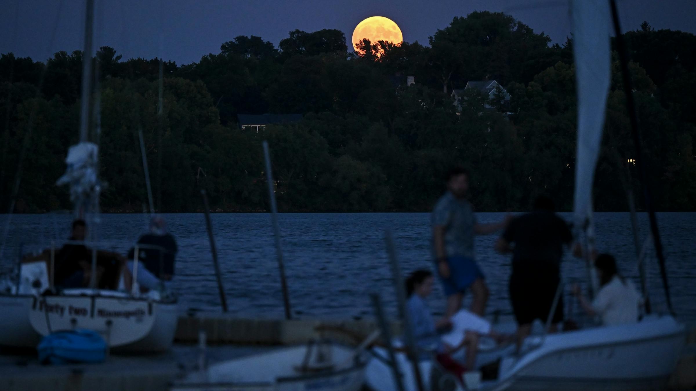 Watch: Super blue moon rises over Lake Harriet in Minneapolis