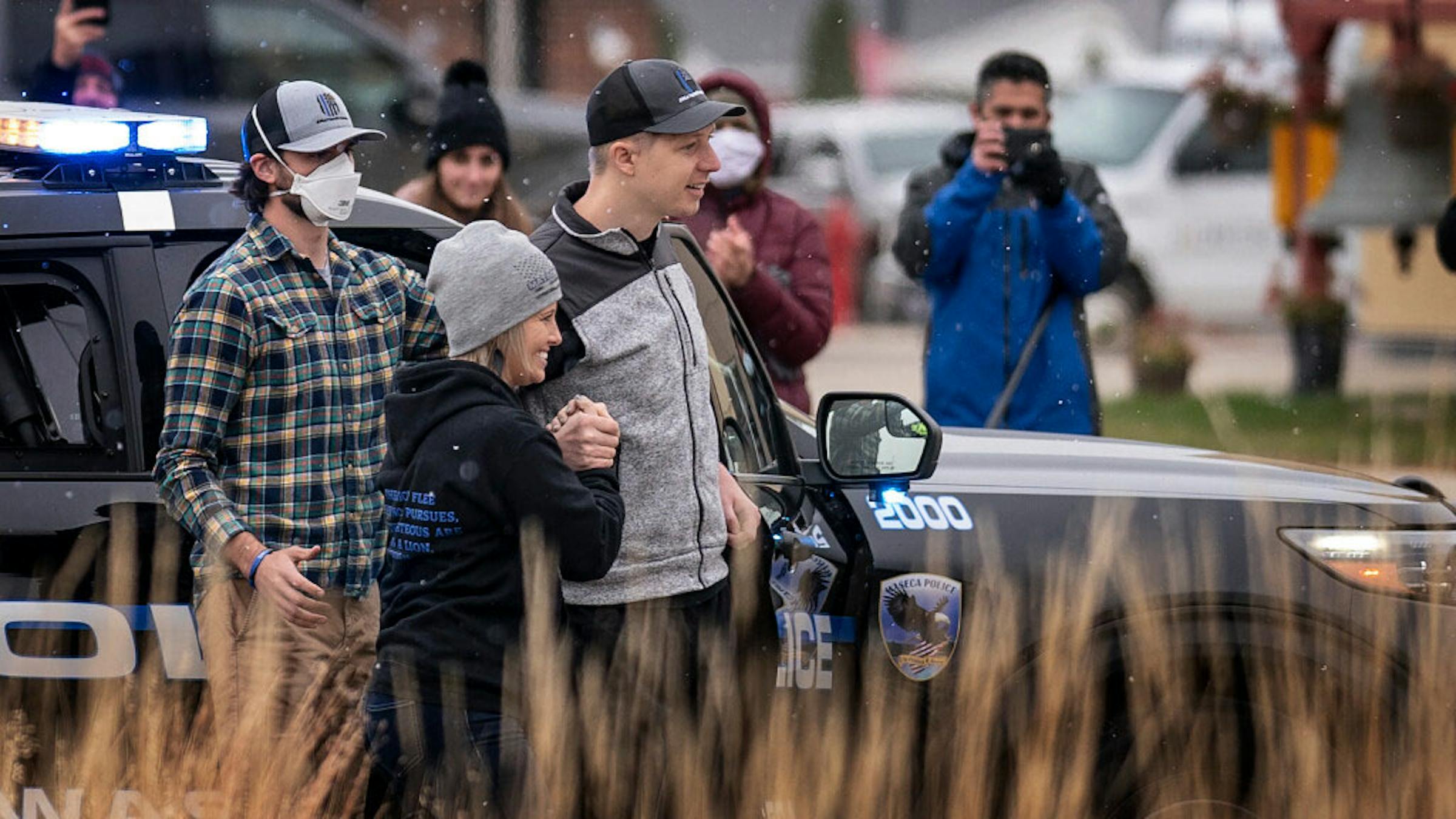 Waseca, Minn., welcomes wounded police officer home