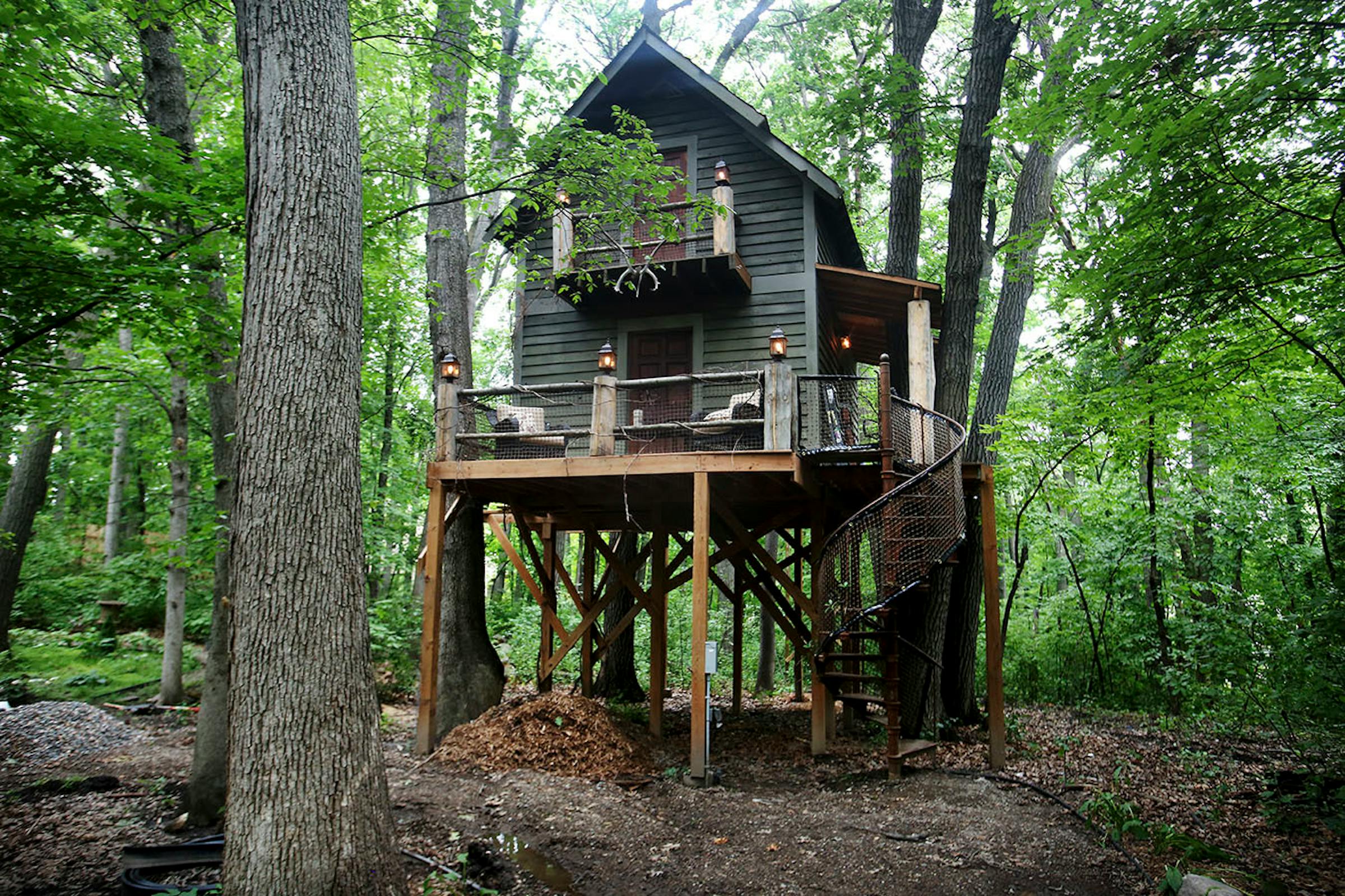 Tricked-out treehouse is ultimate man cave for Minnesota magician